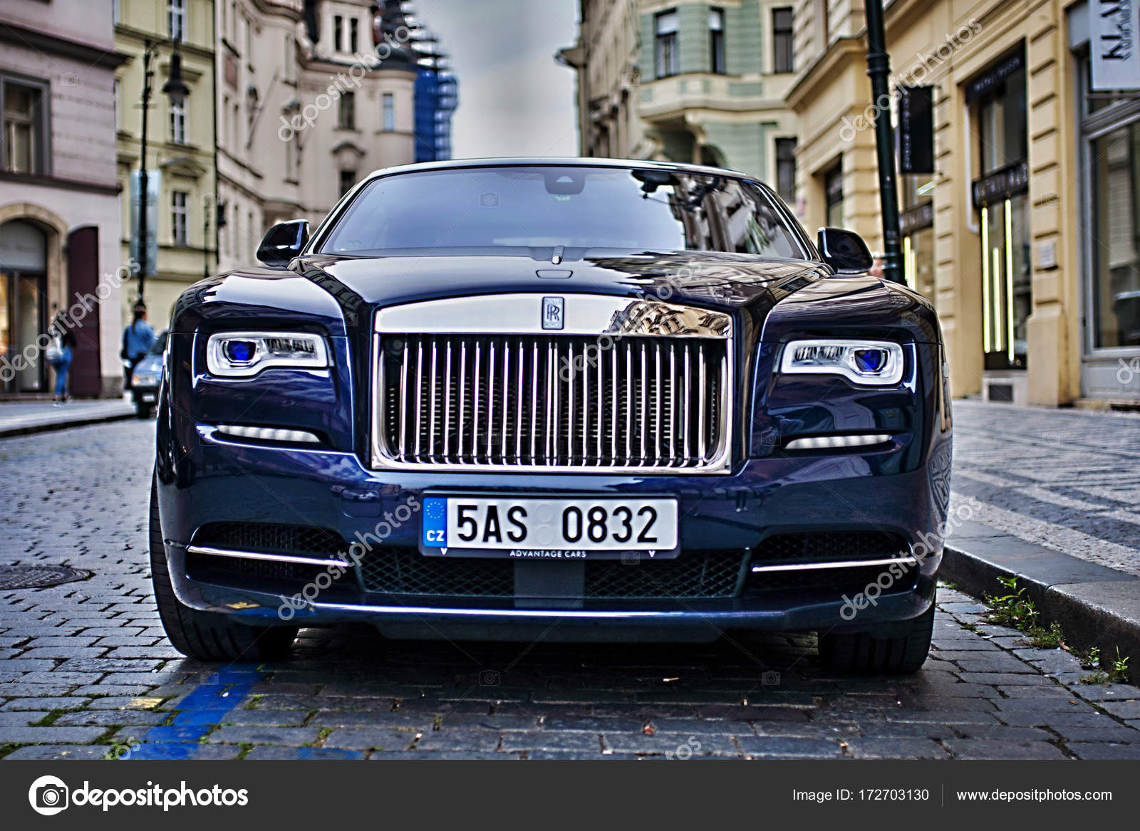 Closeup front view of blue Rolls-royce — Stock Editorial Photo © Tadeas ...