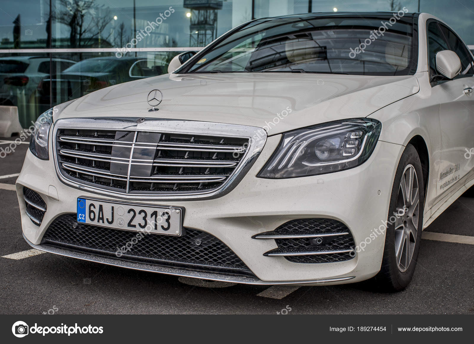 Front view Mercedes Benz S400d — Stock Editorial Photo © Tadeas #189274454
