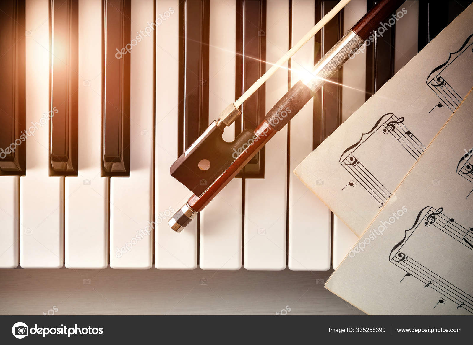 Arco con partitura en teclas de piano superior — Foto de stock ...