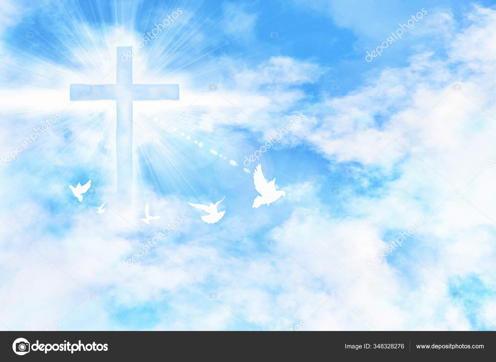 Cielo Azul Con Nubes Cruz Con Resplandor Palomas Volando Composición ...