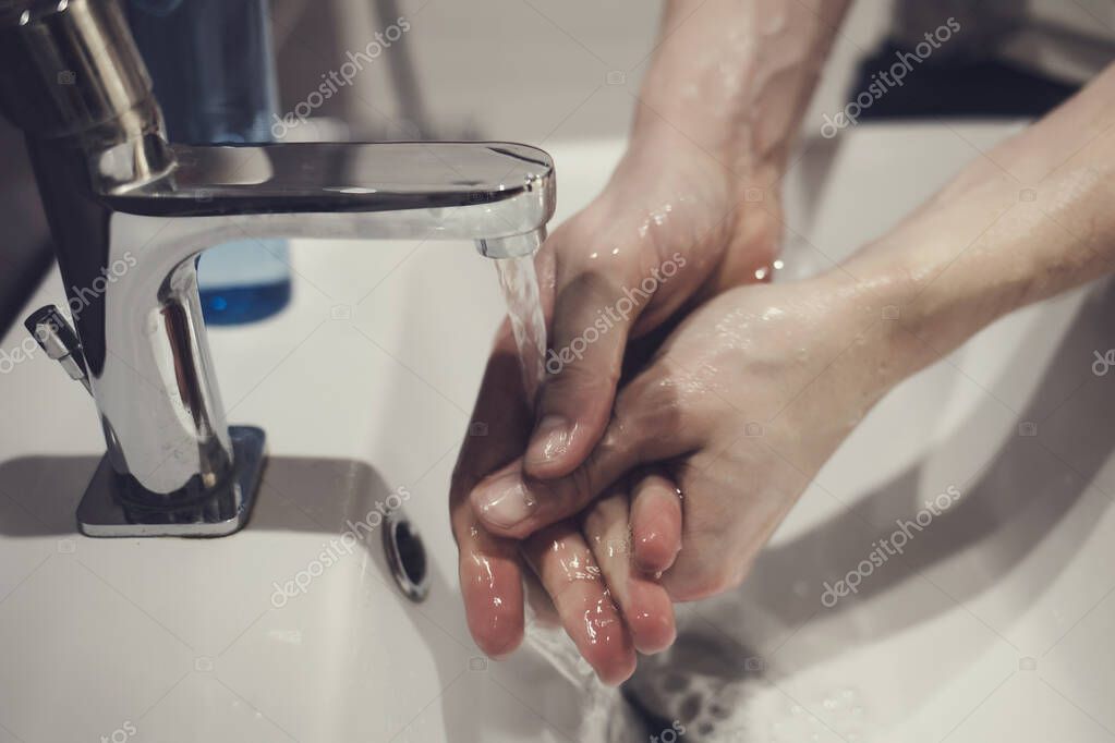 Frotar Las Uñas Y Los Dedos Lavándose Con Frecuencia O Utilizando Gel Desinfectante Para Las