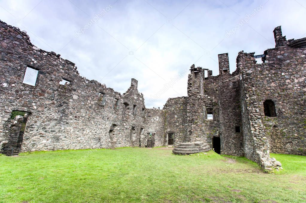 Ruins of ancient Dunnottar castle in green scottish hills. — Stock ...