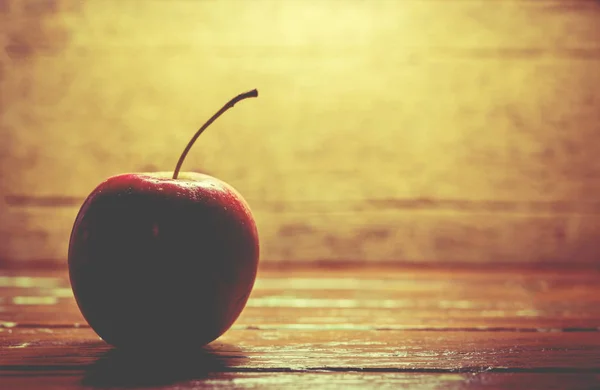 La pomme sur la table images libres de droit, photos de La pomme sur la ...