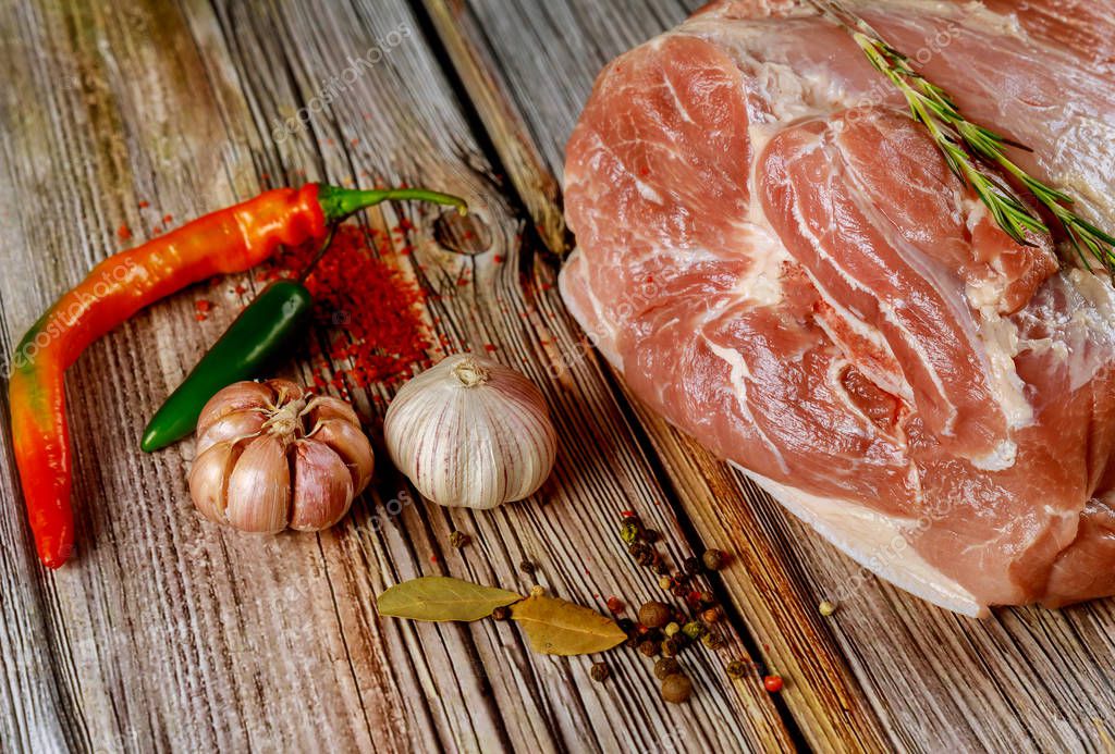 Preparar el hombro de cerdo para cocinar con especias sobre fondo de ...