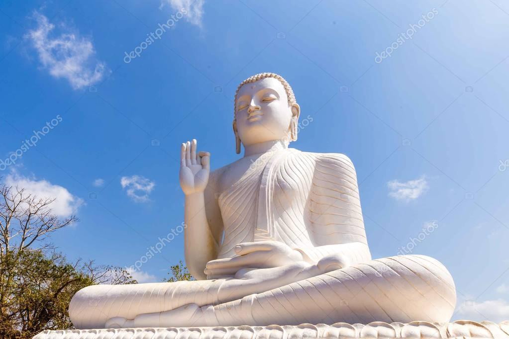 La estatua de Buda en la mano de Abhaya Mudra posan, simbolizando la ...