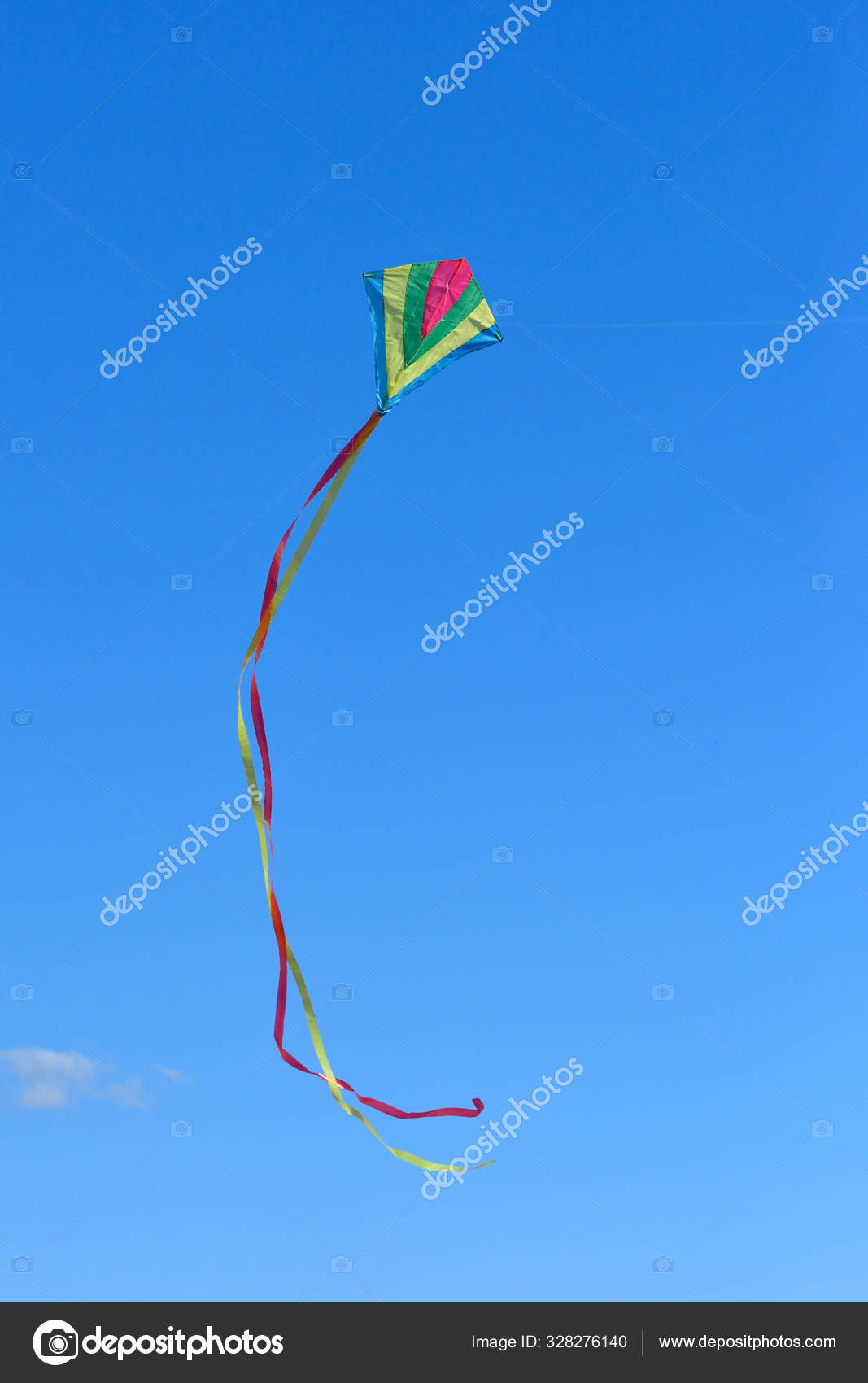 Cometa Volando Cielo Claro Azul Día Soleado — Foto de stock #328276140 ...