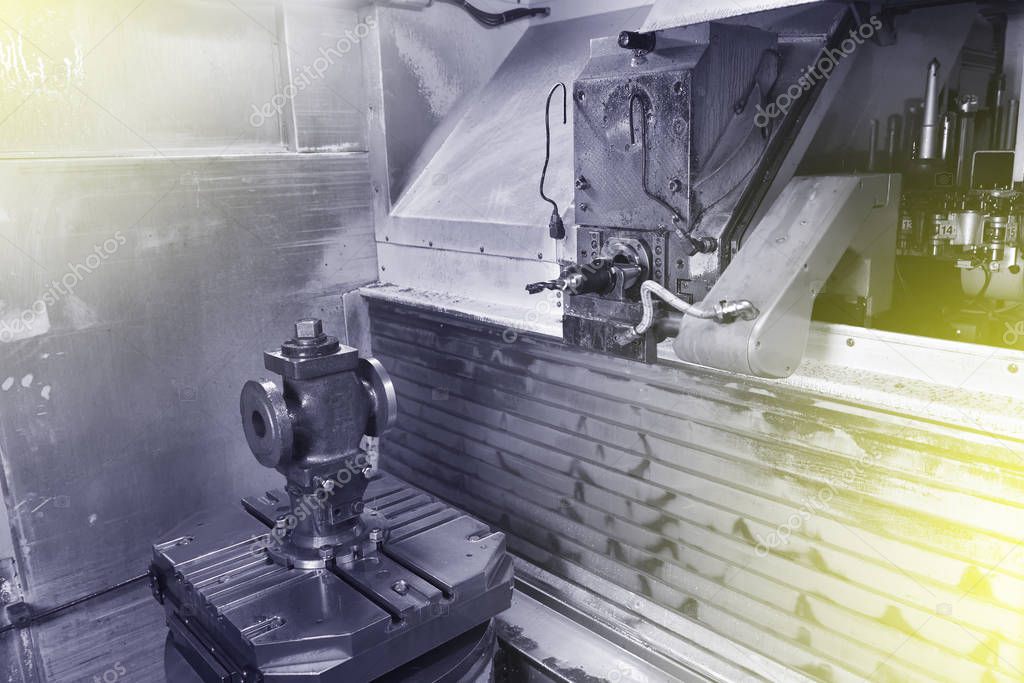 La m quina CNC cambia la boquilla para comenzar a perforar agujeros en el cuerpo de la v lvula 2024