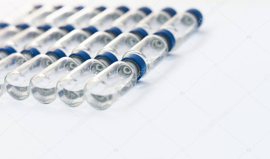 ampollas inyectables para la vacunación en un fondo blanco, coronavirus ...