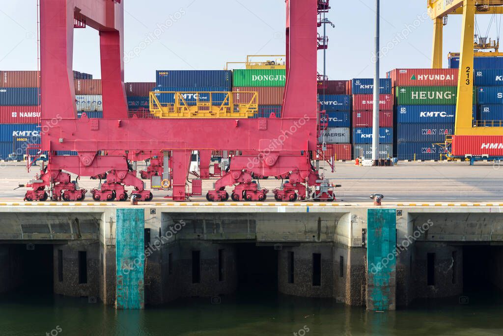 Incheon, Corea del Sur - 26 de agosto: Terminal de contenedores en el ...