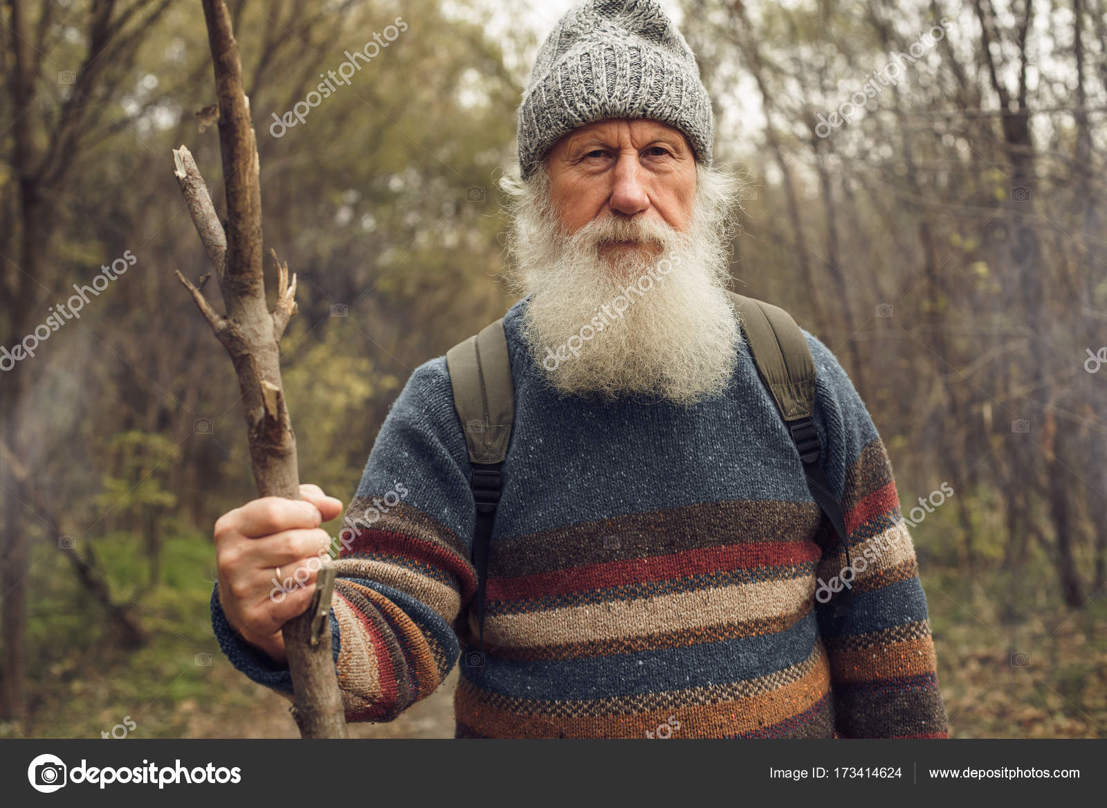 Oude Man Baard Overdreven Neus En Oorharen Oude Man ==>
