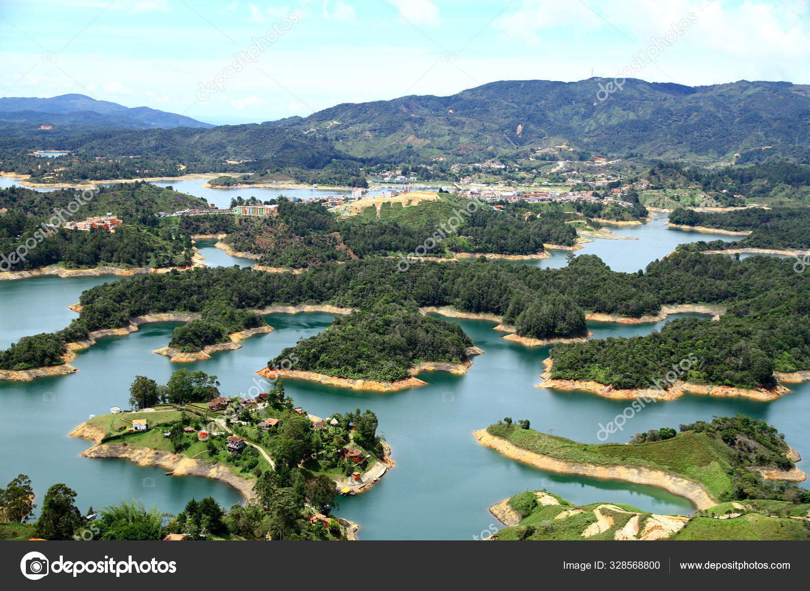 Una Hermosa Vista Panorámica Del Lago Embalse Penol Desde Gigantesca ...