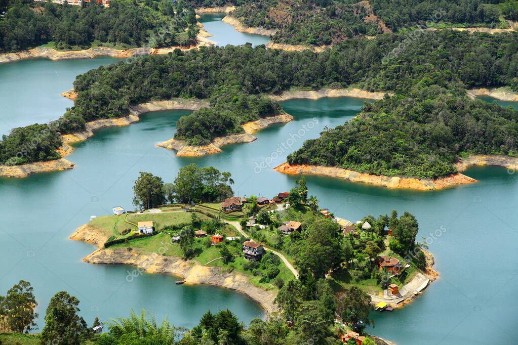 Una hermosa vista panorámica del lago embalse El Penol desde la ...
