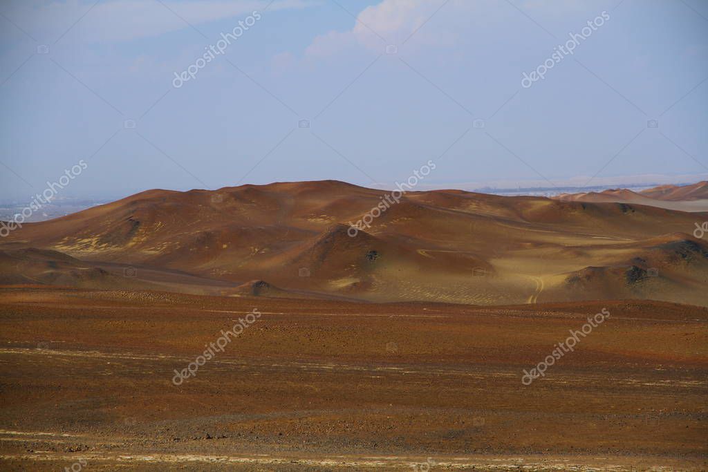Un hermoso paisaje de desierto con diferentes colores de suelo en la ...