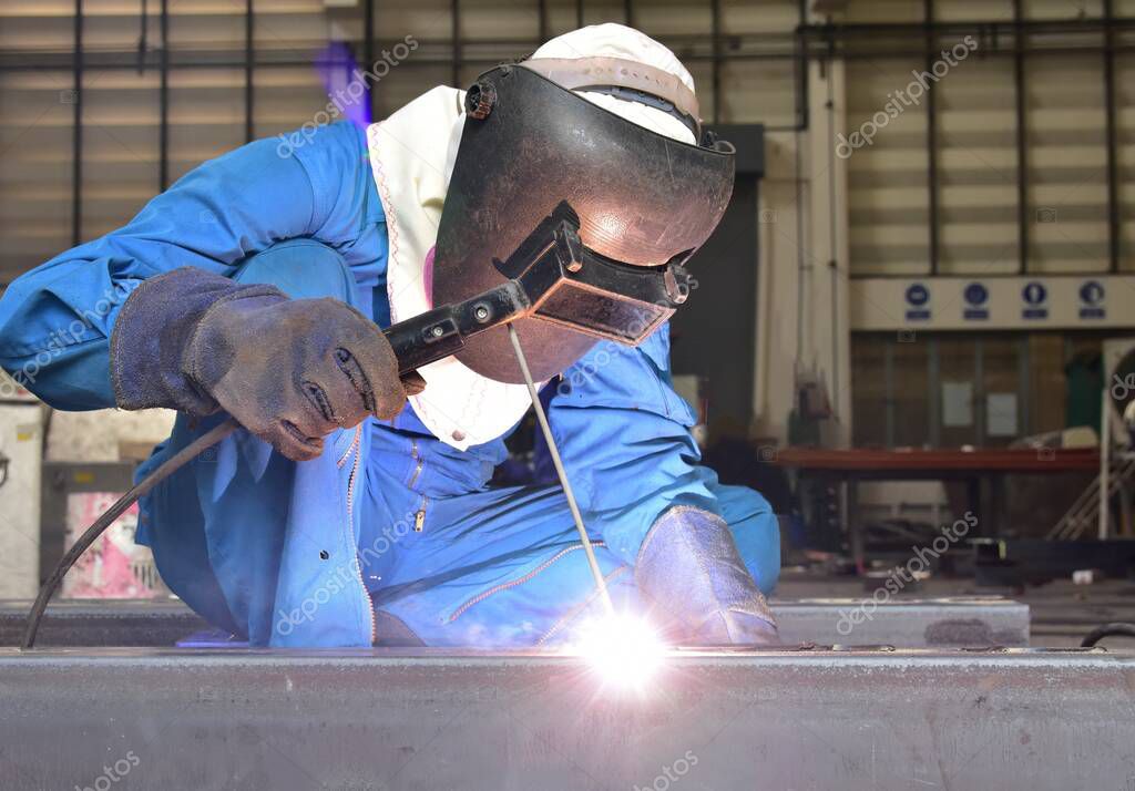 Soldador está montando la pieza de trabajo por proceso blindado ...