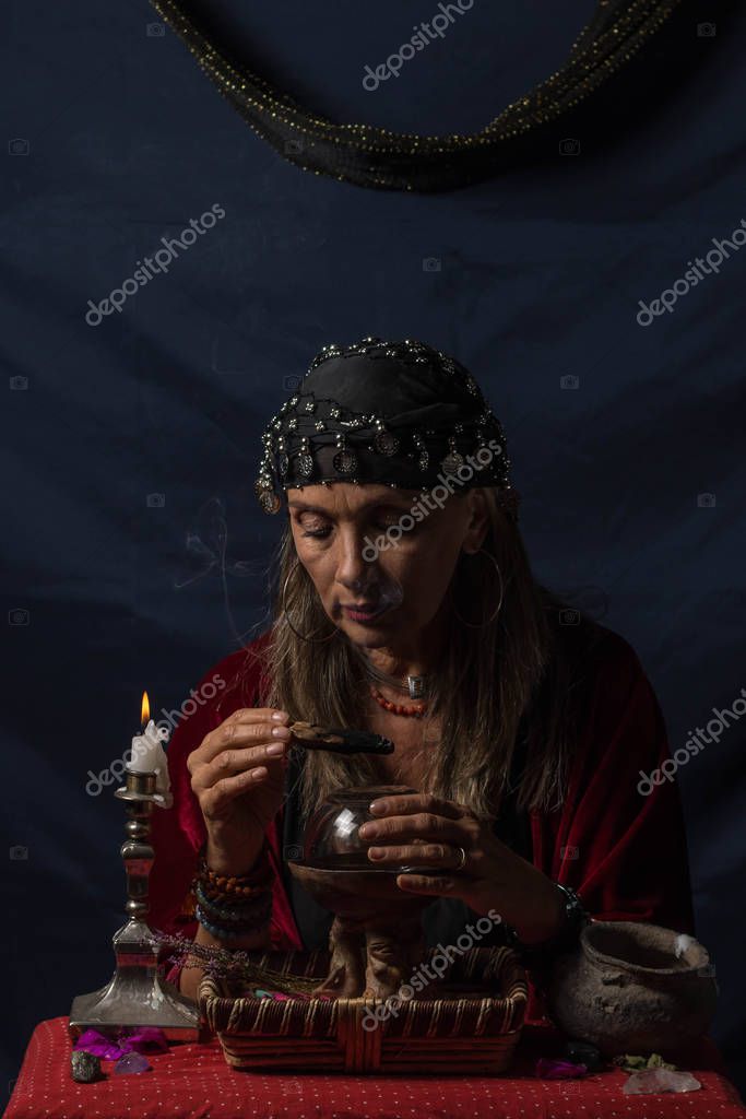 adivino gitano u oráculo esotérico sosteniendo una pieza humeante de ...