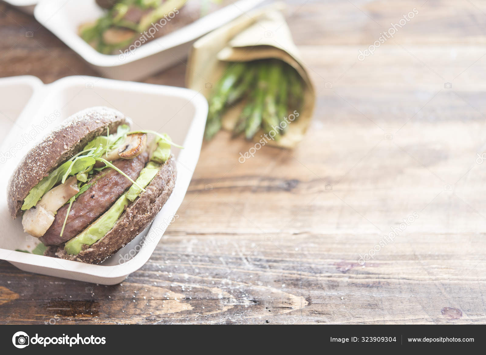 Healthy burger and zero waste packaging Stock Photo by ©Dalaifood 323909304