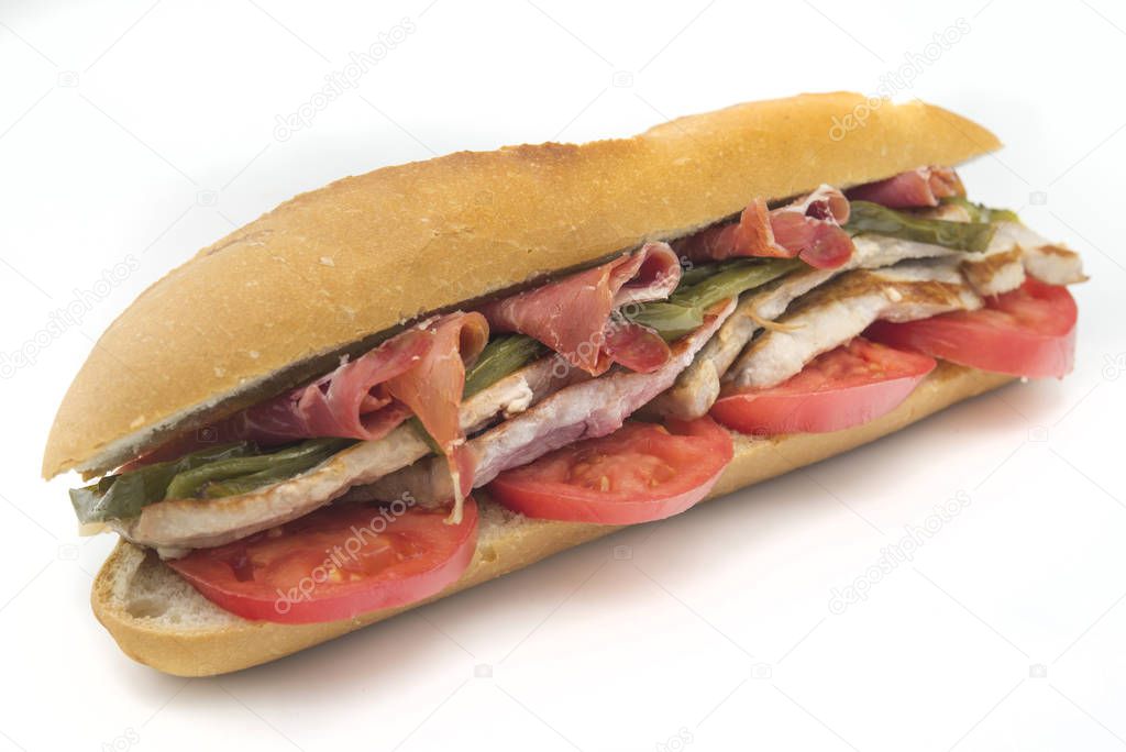 Sandwich Serranito típico de Andalucía con jamón, chile verde y lomo de cerdo a la parrilla 2024