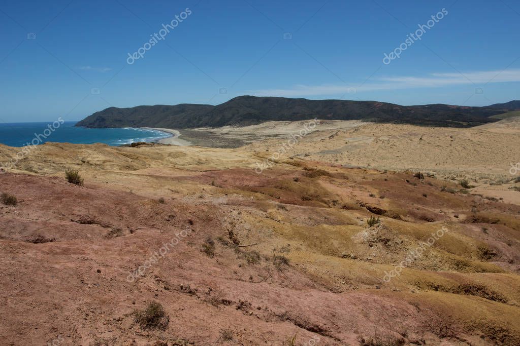 Las colinas de arcilla de colores como la luna del Cabo Reinga de Nueva ...