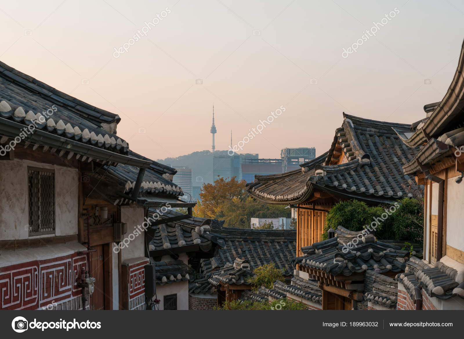 Traditional Korean style architecture at Bukchon Hanok Village w Stock ...