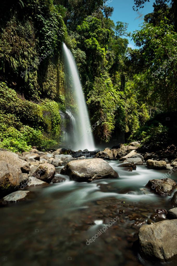 La cascada de Sendang Gile es una impresionante cascada en Lombok, Indonesia. Fotograf a de ...