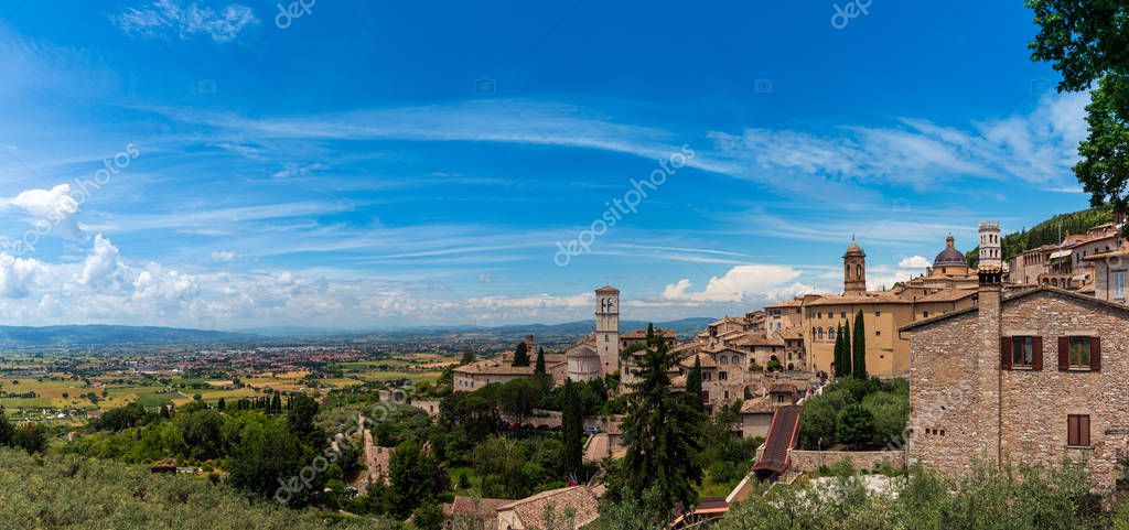 Panorama de la ciudad medieval de Asís en Italia, lugar de nacimiento ...
