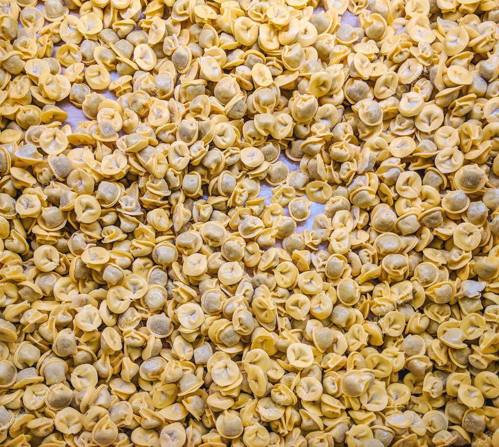 Pasta Cappelletti hecha a mano. Se trata de pasta en forma de pequeños ...