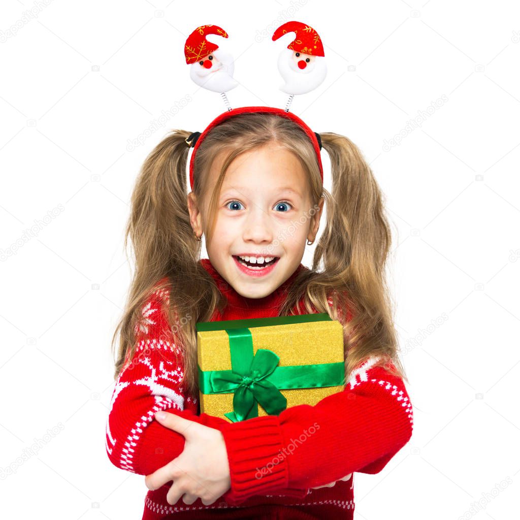 Retrato de un niño feliz con un regalo en sus manos. Navidad. Año Nuevo. Foto sobre fondo blanco ...