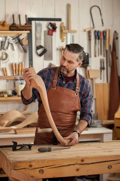 Joiner Makes Cabriole Leg for Vintage Table / Carpenter trabaja con una ...