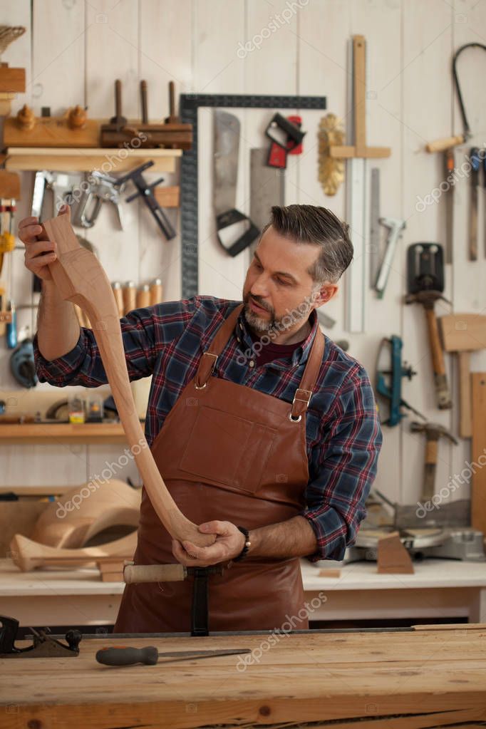 Joiner Makes Cabriole Leg for Vintage Table / Carpenter trabaja con una ...