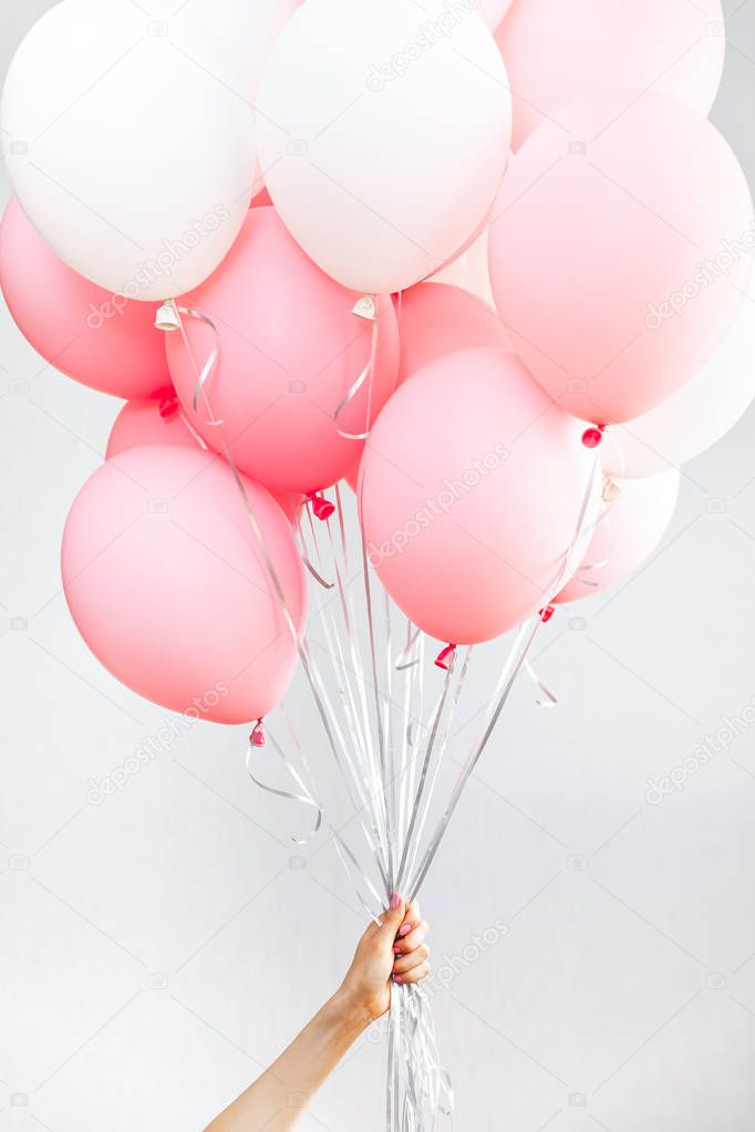 Globos de colores, rosa, blanco, serpentinas. Helium Ballon flotando en ...