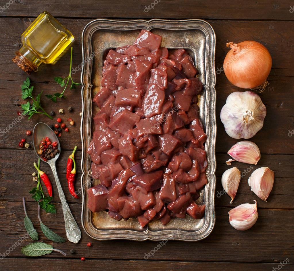 Hígado de ternera crudo con especias, hierbas y verduras — Foto de ...