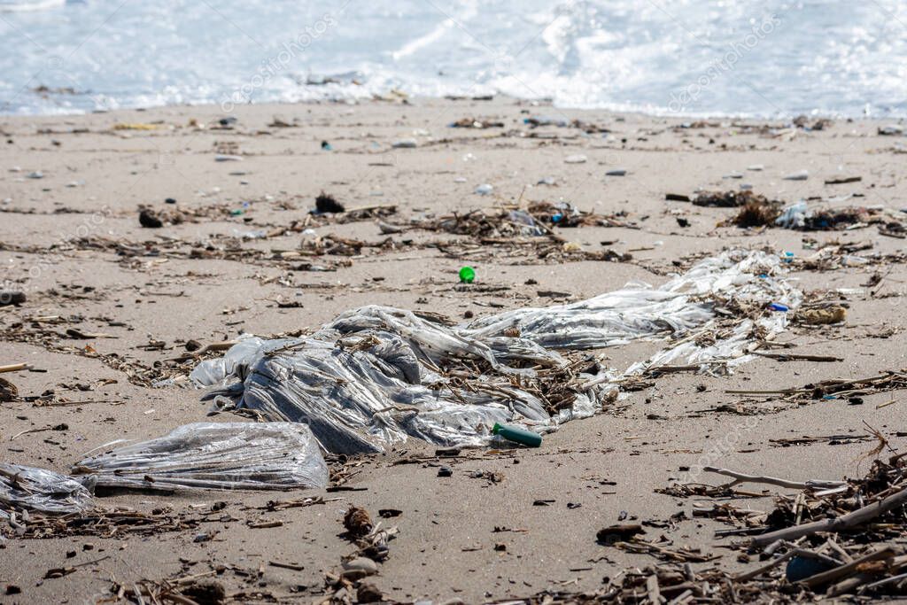 Una gran bolsa de plástico en la frente contaminando la playa con otros ...