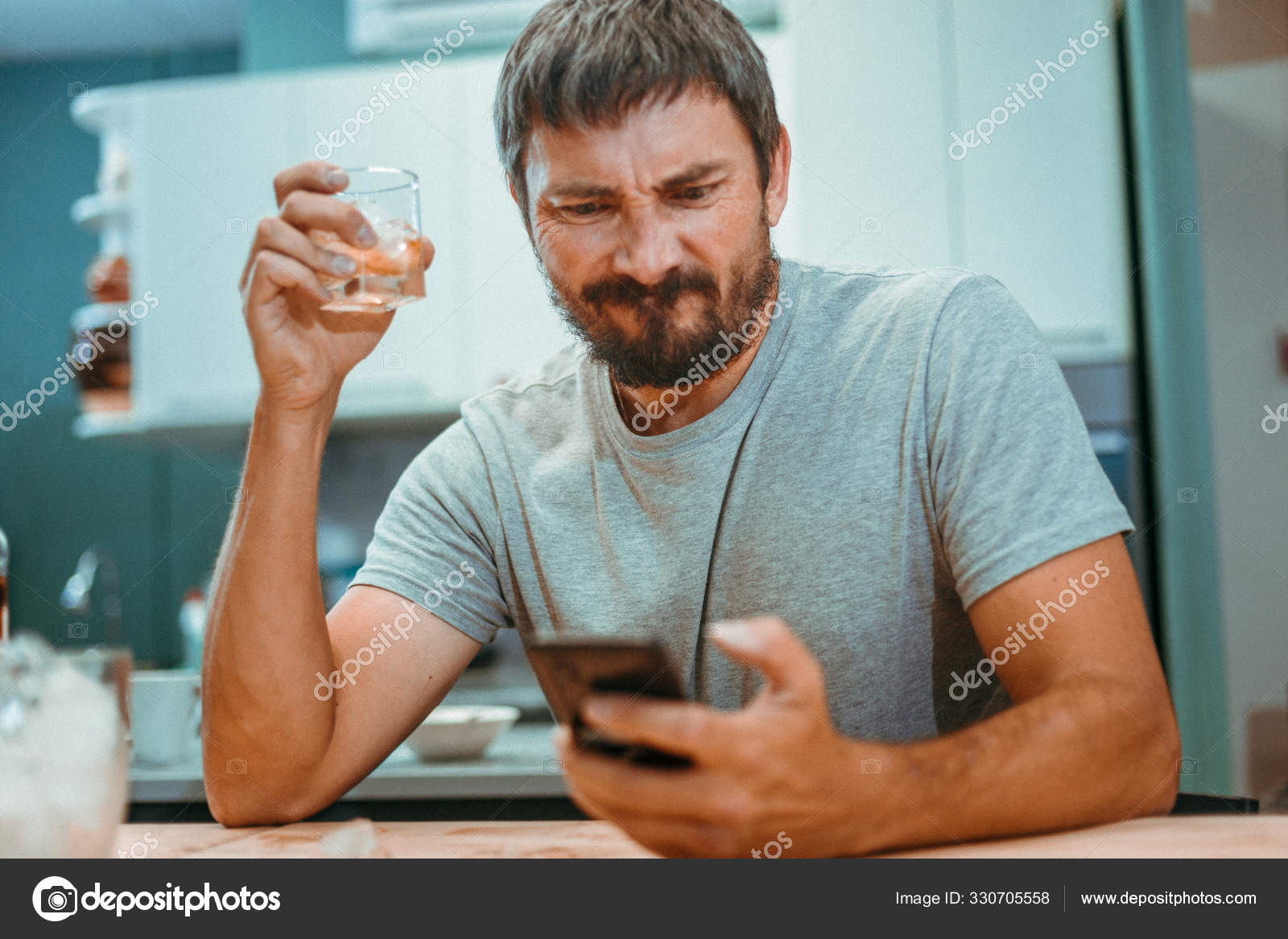 Drunk man with a beard looks at the screen of a mobile phone — Stock ...