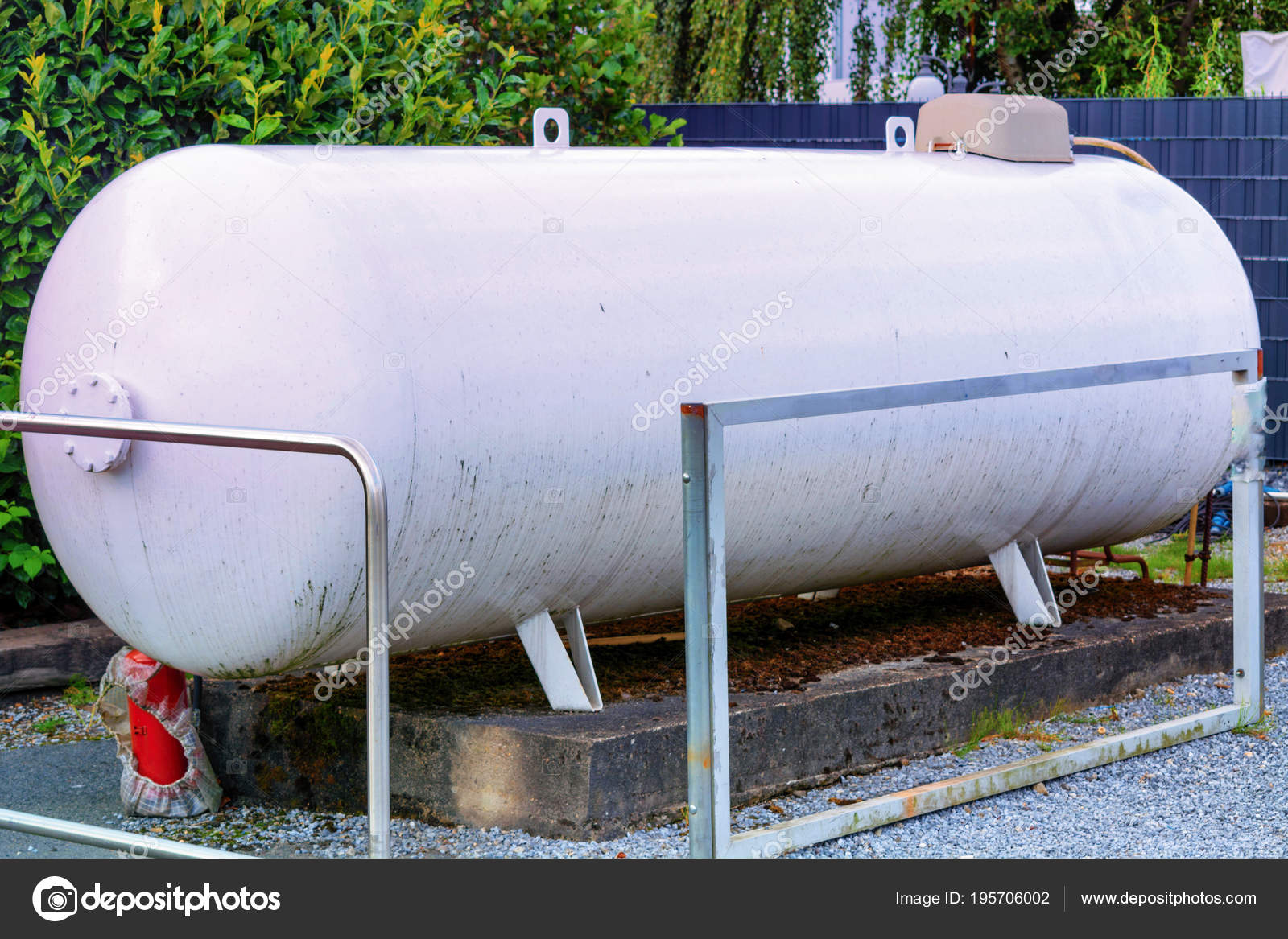 Tanque de almacenamiento de propano grande — Foto de stock #195706002 ...