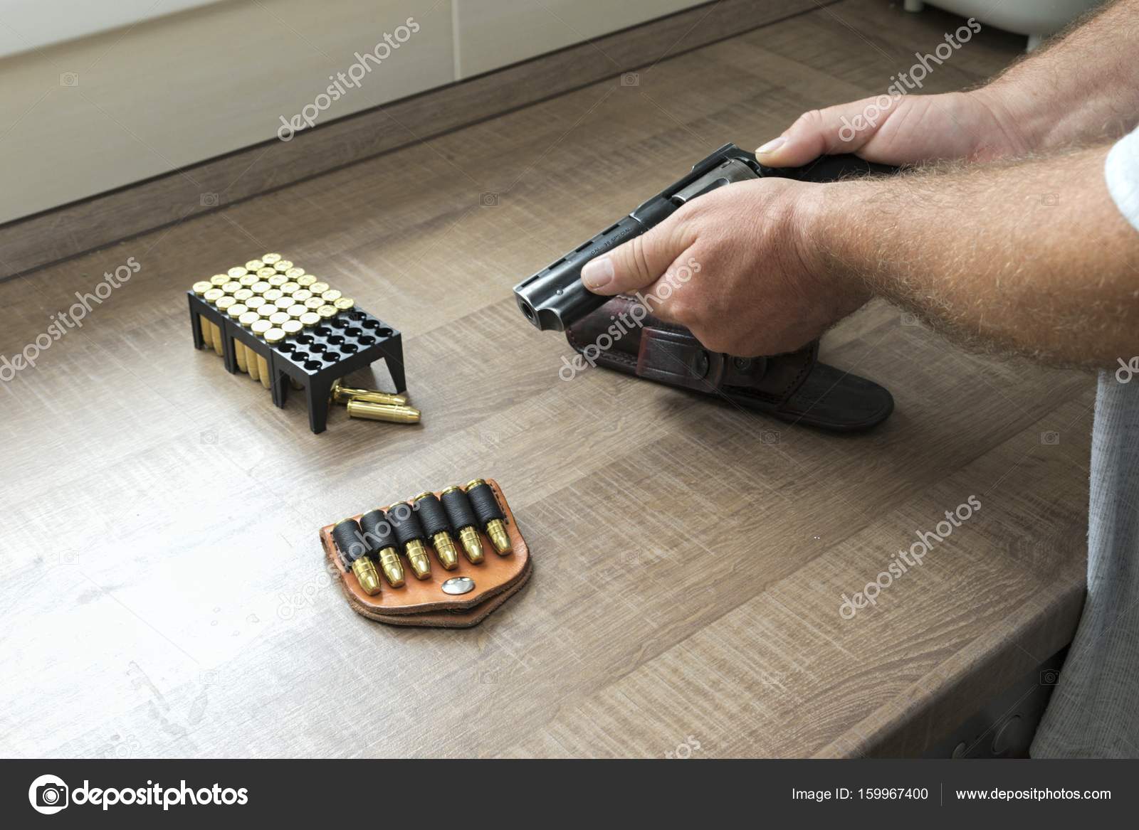 Man reloading an ammunition revolver — Stock Photo © Tylinek #159967400