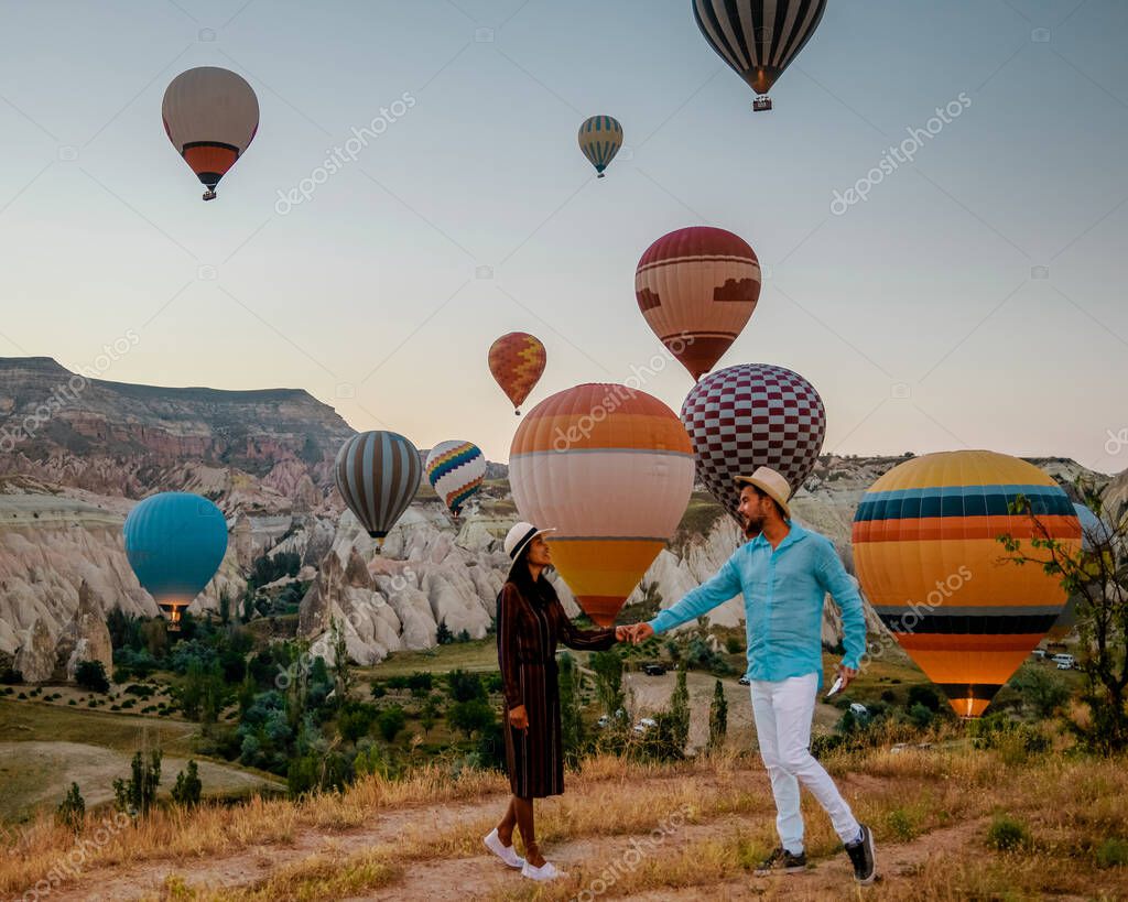Capadocia Turquía durante el amanecer, pareja hombres y mujeres de ...