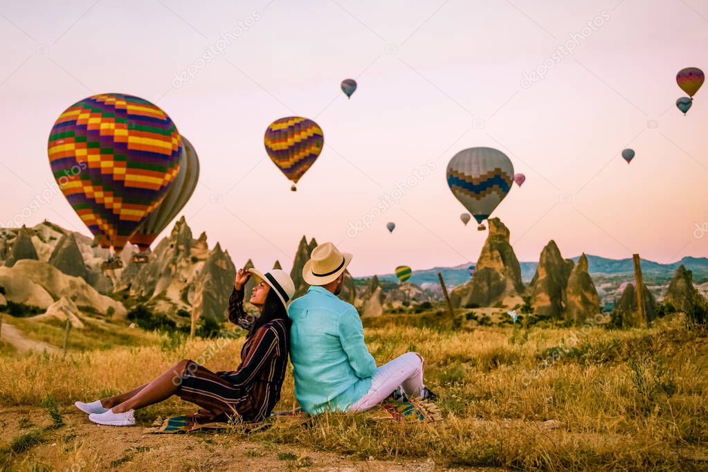 Capadocia Turquía durante el amanecer, pareja hombres y mujeres de ...