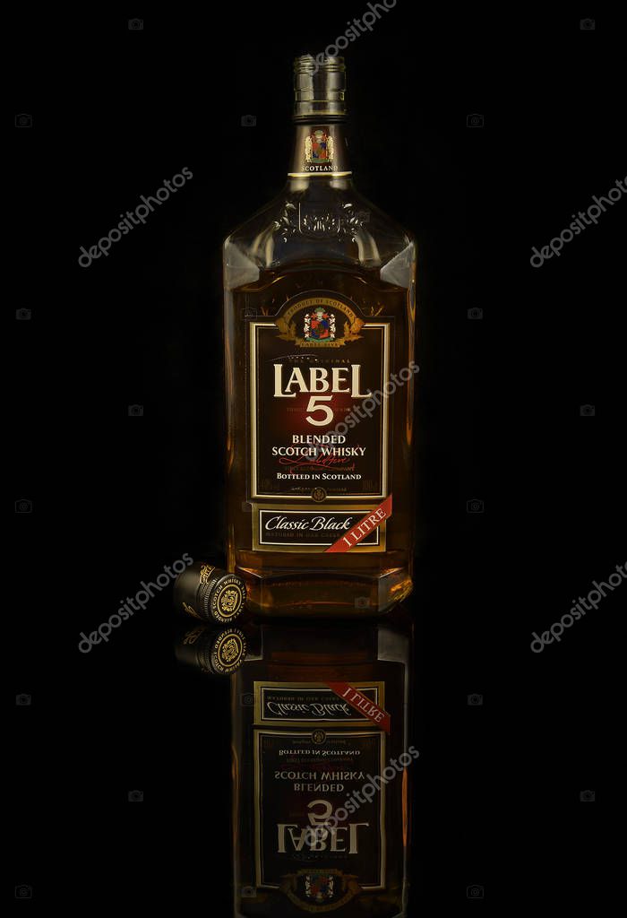 Etiqueta 5 botella de whisky escoc s mezclado. Whisky es un importante producto de exportaci n ...