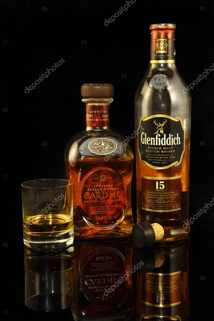 Glenfiddich y Cardhu Whisky escoc s de malta simple sobre fondo negro. Whisky es un importante ...