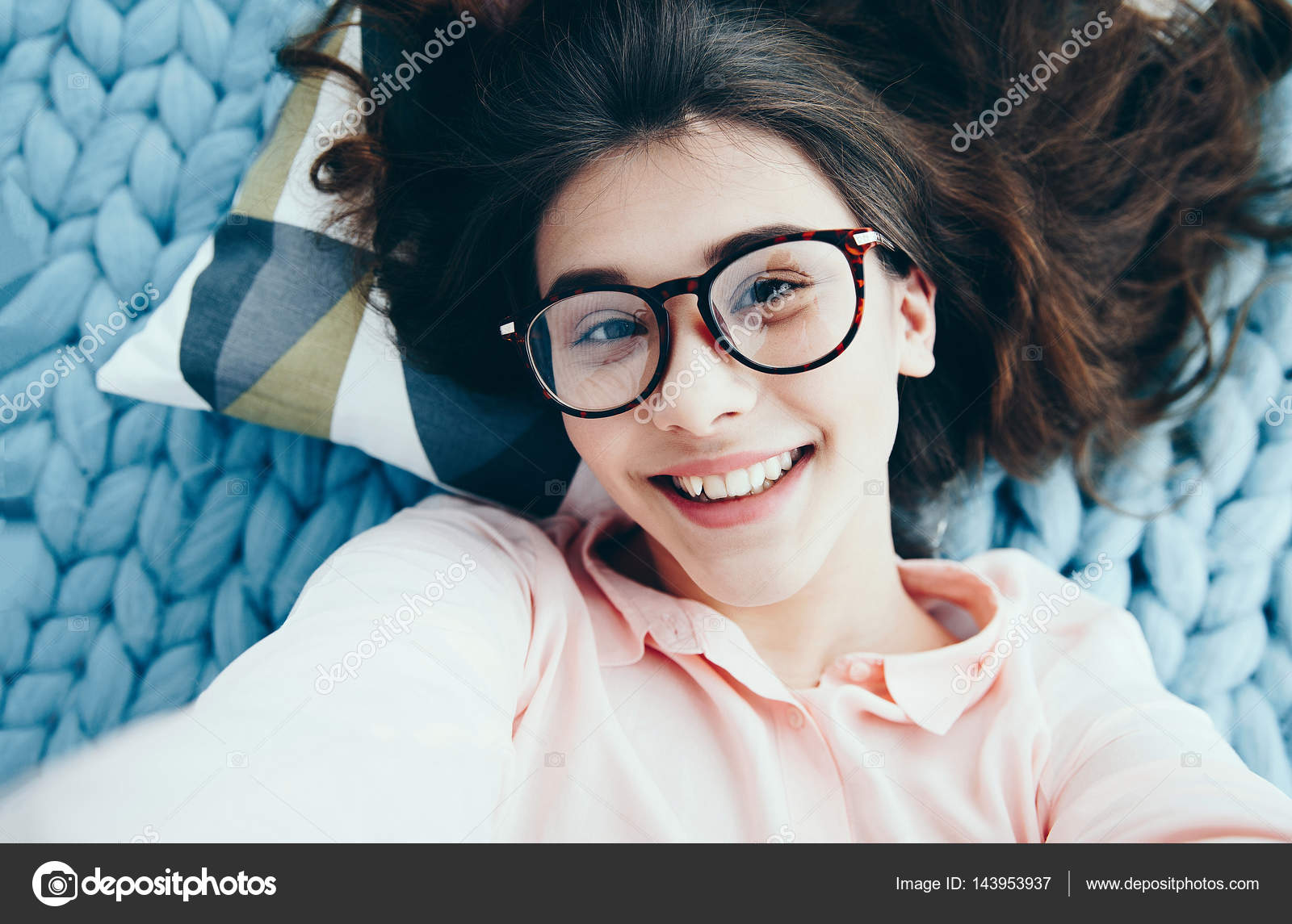 Junge charmante Mädchen in Brille dabei Foto — Stockfoto © JetCatStudio ...