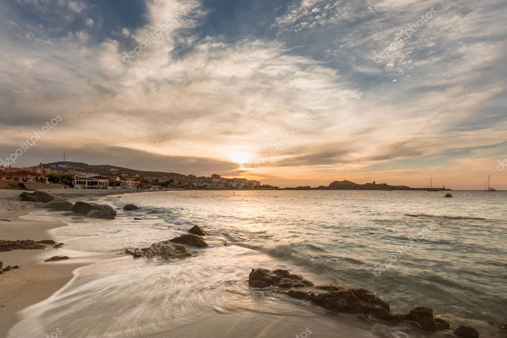 Puesta de sol sobre L 'Ile Rousse en la región de Balagne de Córcega 2022