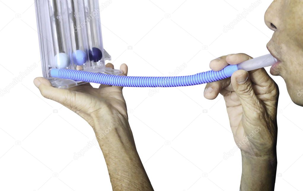 El hombre que sostiene el triflujo y la respiración profunda para ...