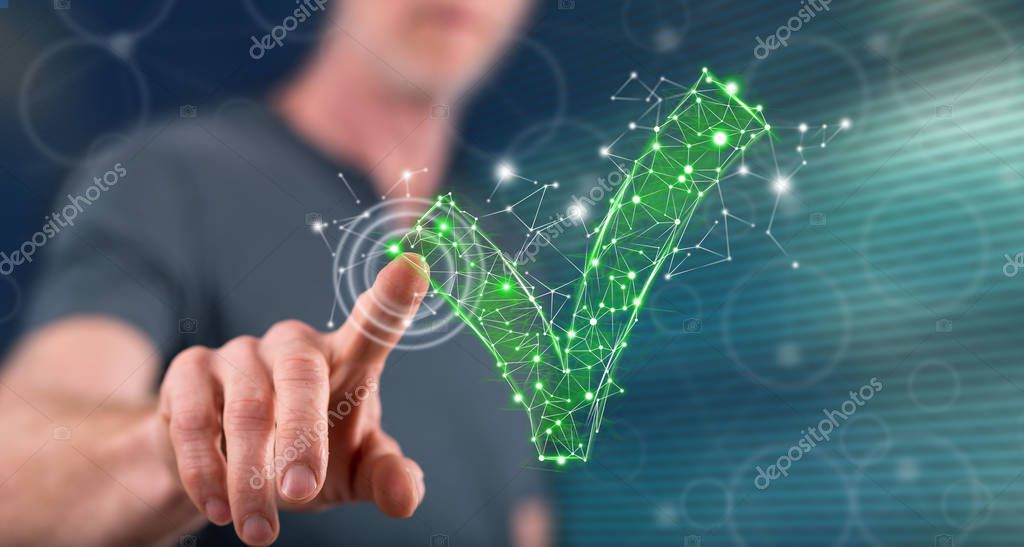 Hombre tocando un concepto de validación 2024