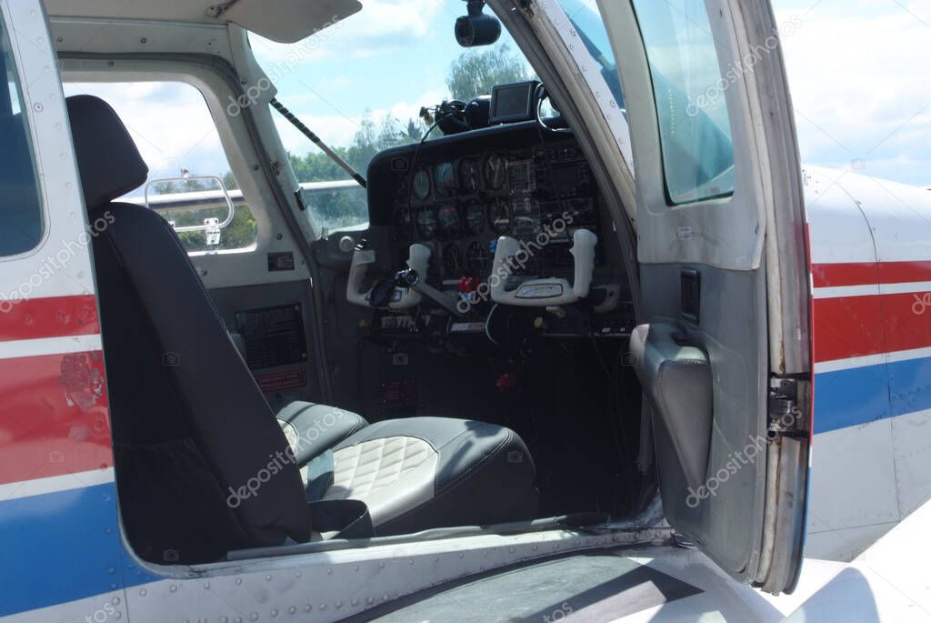 La imagen muestra un avión B-76 en el que la puerta de la cabina está ...