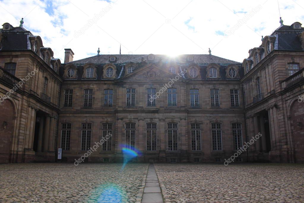 Palacio histórico de Rohan (Palais Rohan) entrada y patio en ...