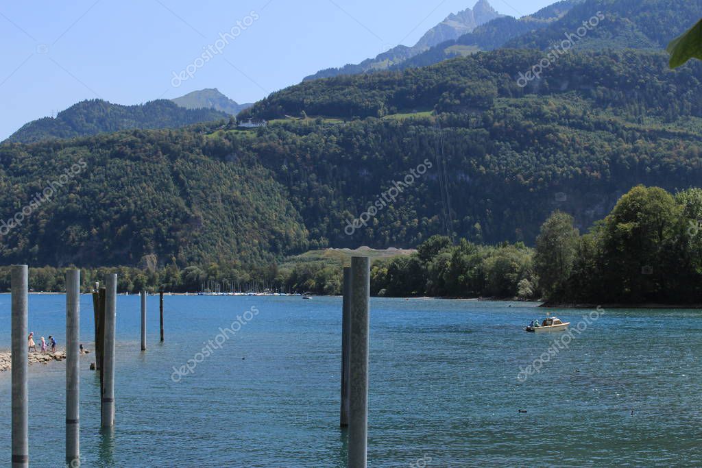 Hermoso lago Walensee en Weesen, St. Gallen en Suiza situado entre las ...