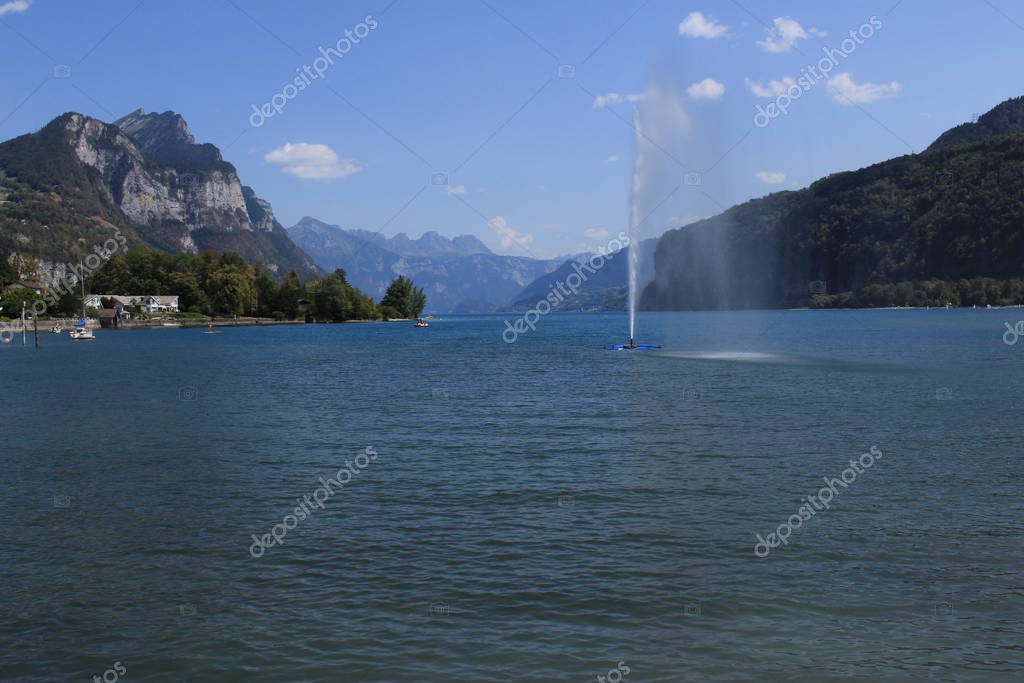Hermoso lago Walensee en Weesen, St. Gallen en Suiza situado entre las ...