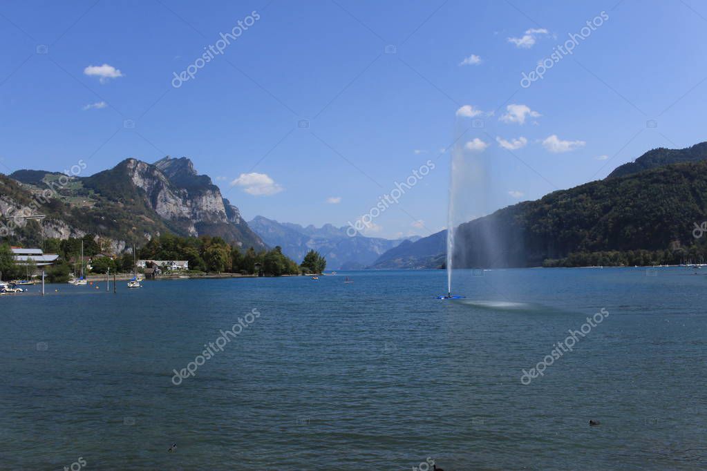 Hermoso lago Walensee en Weesen, St. Gallen en Suiza situado entre las ...