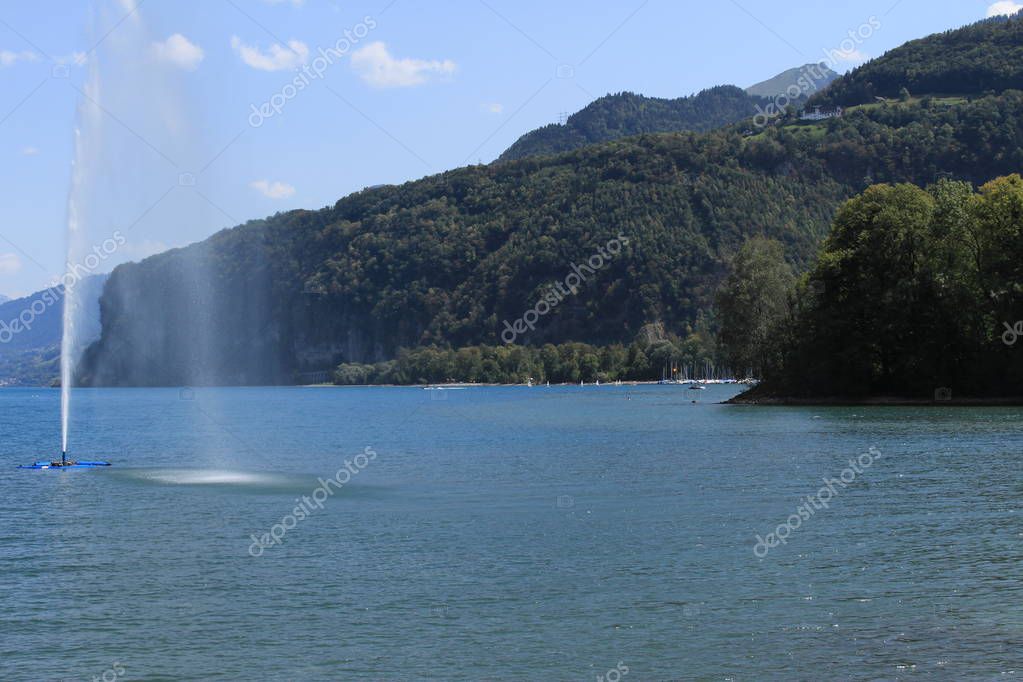 Hermoso lago Walensee en Weesen, St. Gallen en Suiza situado entre las ...