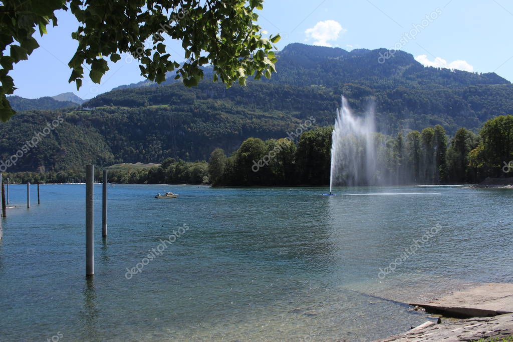 Hermoso lago Walensee en Weesen, St. Gallen en Suiza situado entre las ...